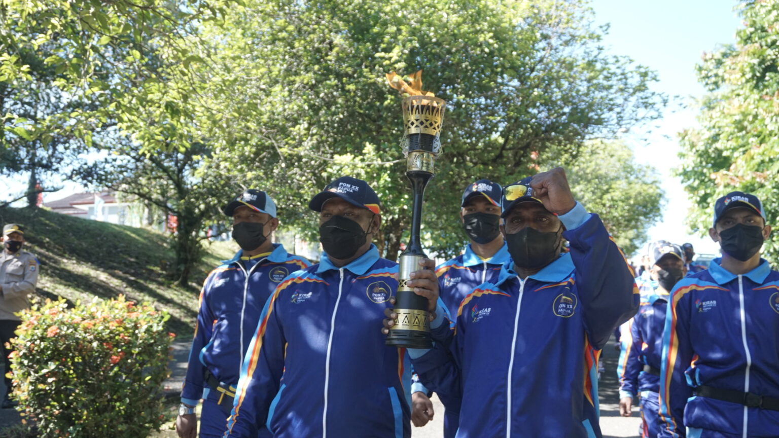 Ortizan Bertilone Nusye Solossa dan Ronny Wabia Pembawa Api Abadi PON ...