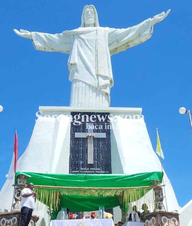 Patung Kristus Raja Pulau Habe Gagasan Romanus Mbaraka, Diresmikan ...